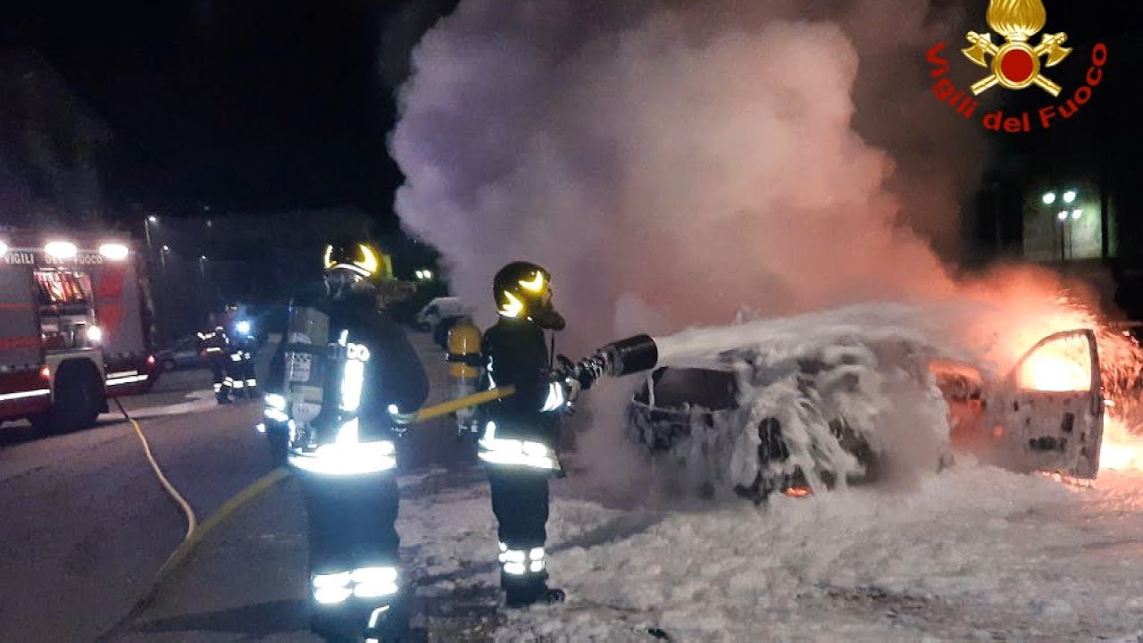 Auto a fuoco e incidente, vigili del fuoco al lavoro – Telebelluno